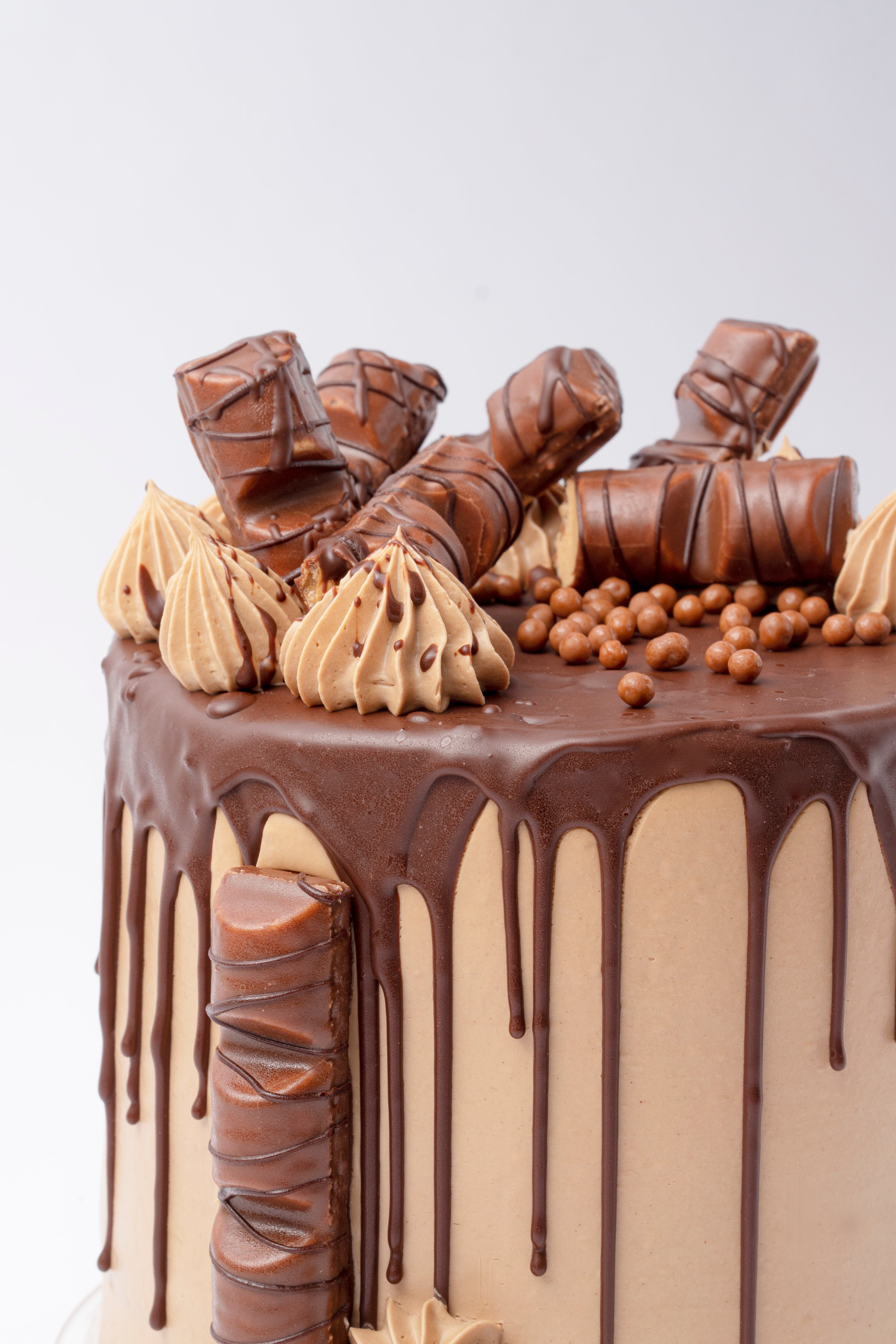 Kinder Bueno Chocolate Drip Cake – Alexandrov's cakes